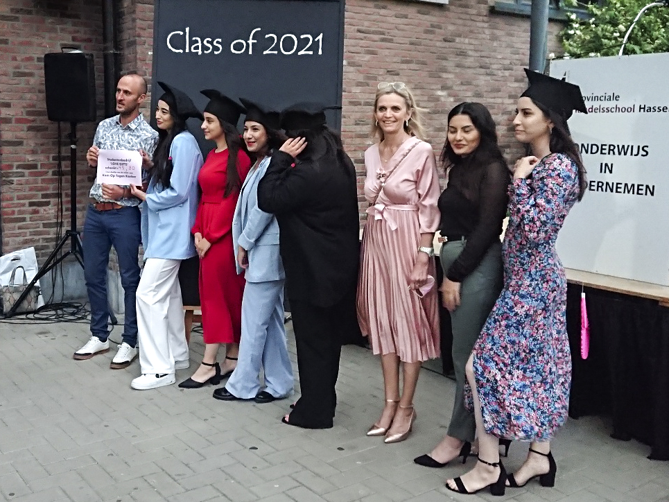 Leerlingen 7 Kantoor doneren winst aan goede doelen | Provinciale ...